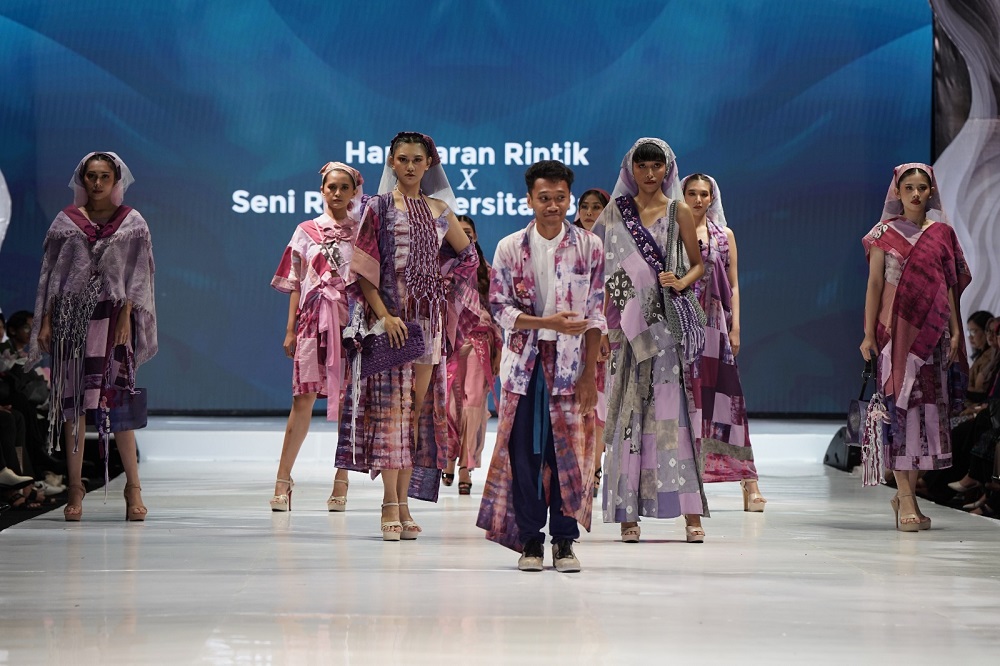 Melalui Hamparan Rintik, Fikrah Ryanda Mengekplorasi Dunia Seni Batik ...