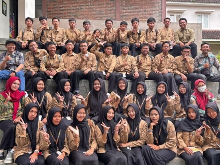 Siswa SMK Sunan Kalijogo Jabung Bedah Dapur Animasi di KEK Singosari ...